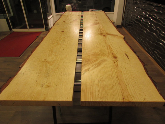 Douglas fir dining table with steel pins and visible joint - Mobilsäge BW